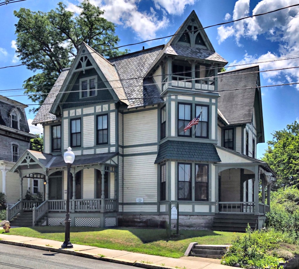 Charles Cutting House // 1881 – Buildings of New England