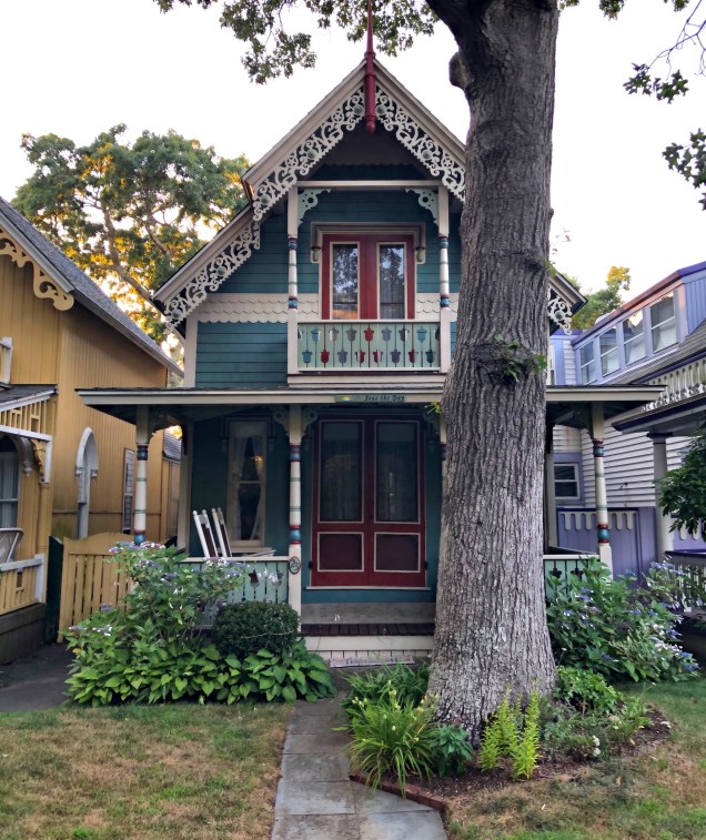 “Seas the Day” Cottage // 1875 – Buildings of New England