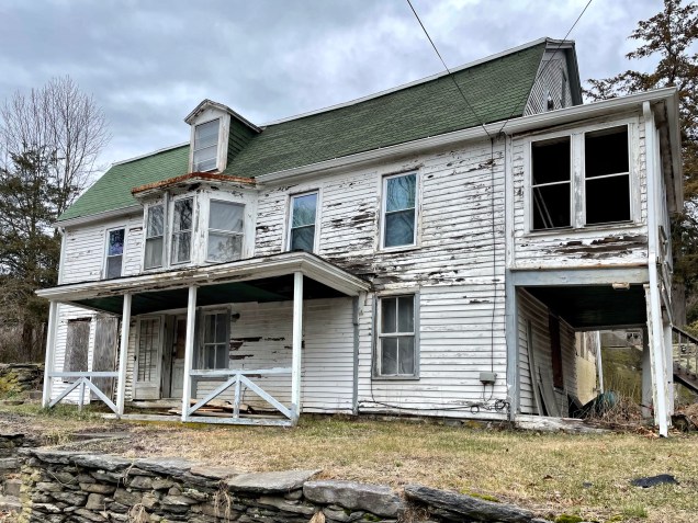 Giddings Homestead // c.1800 – Buildings of New England