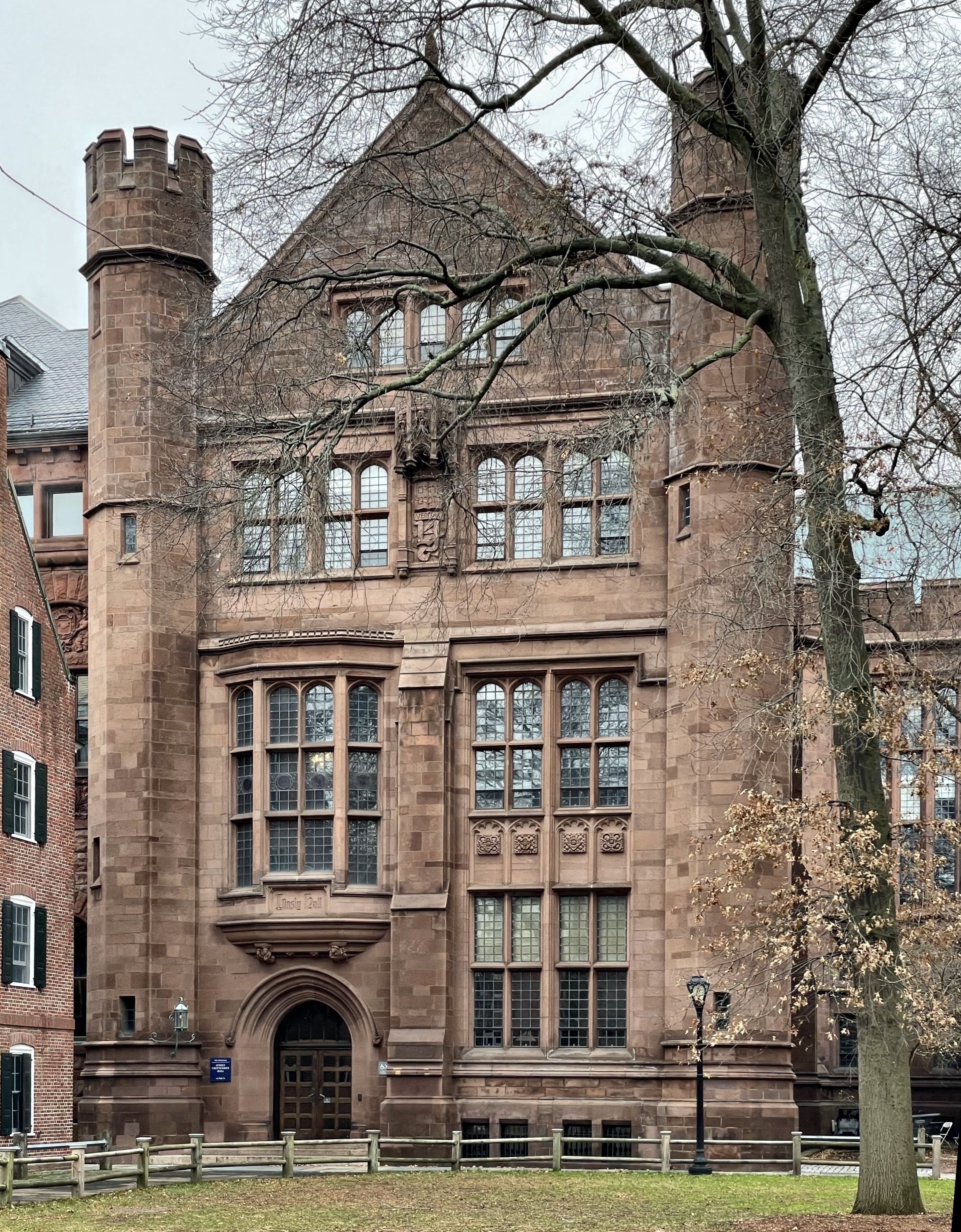 Yale University – Linsly Hall // 1906 – Buildings of New England