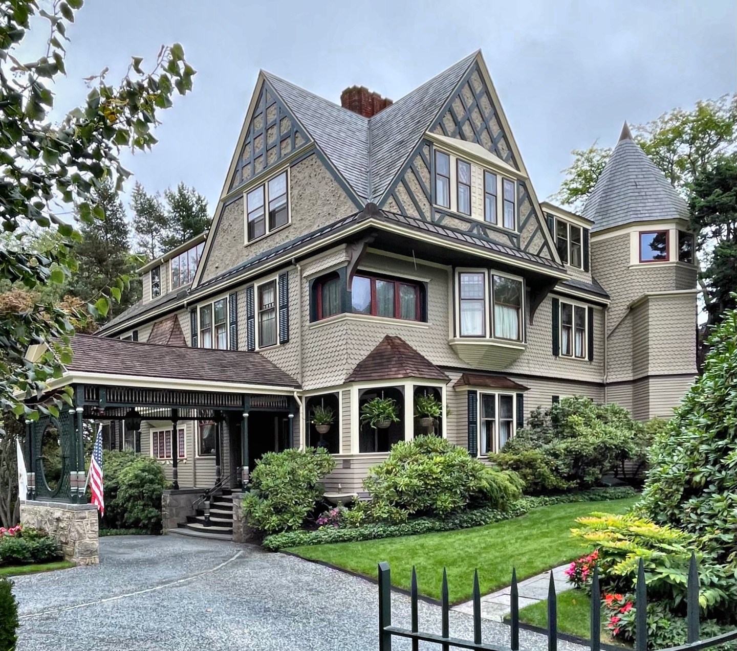 Eveherdee Cottage // c.1889 – Buildings of New England