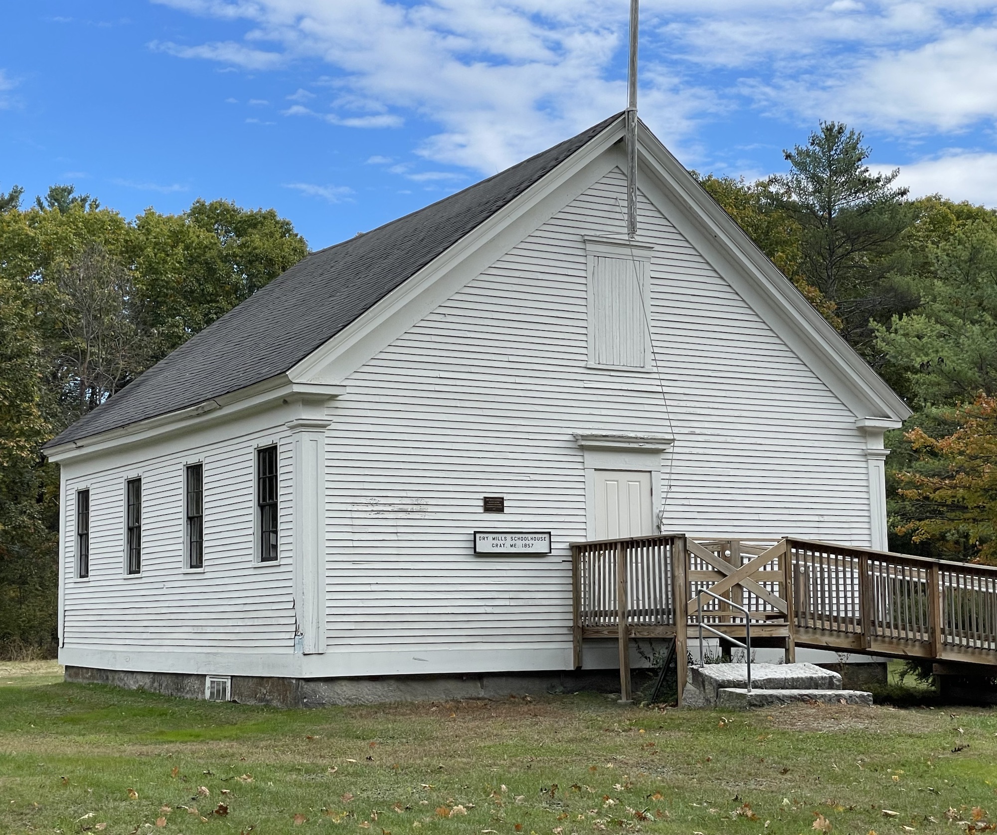 Dry Mills Schoolhouse // 1858 – Buildings of New England