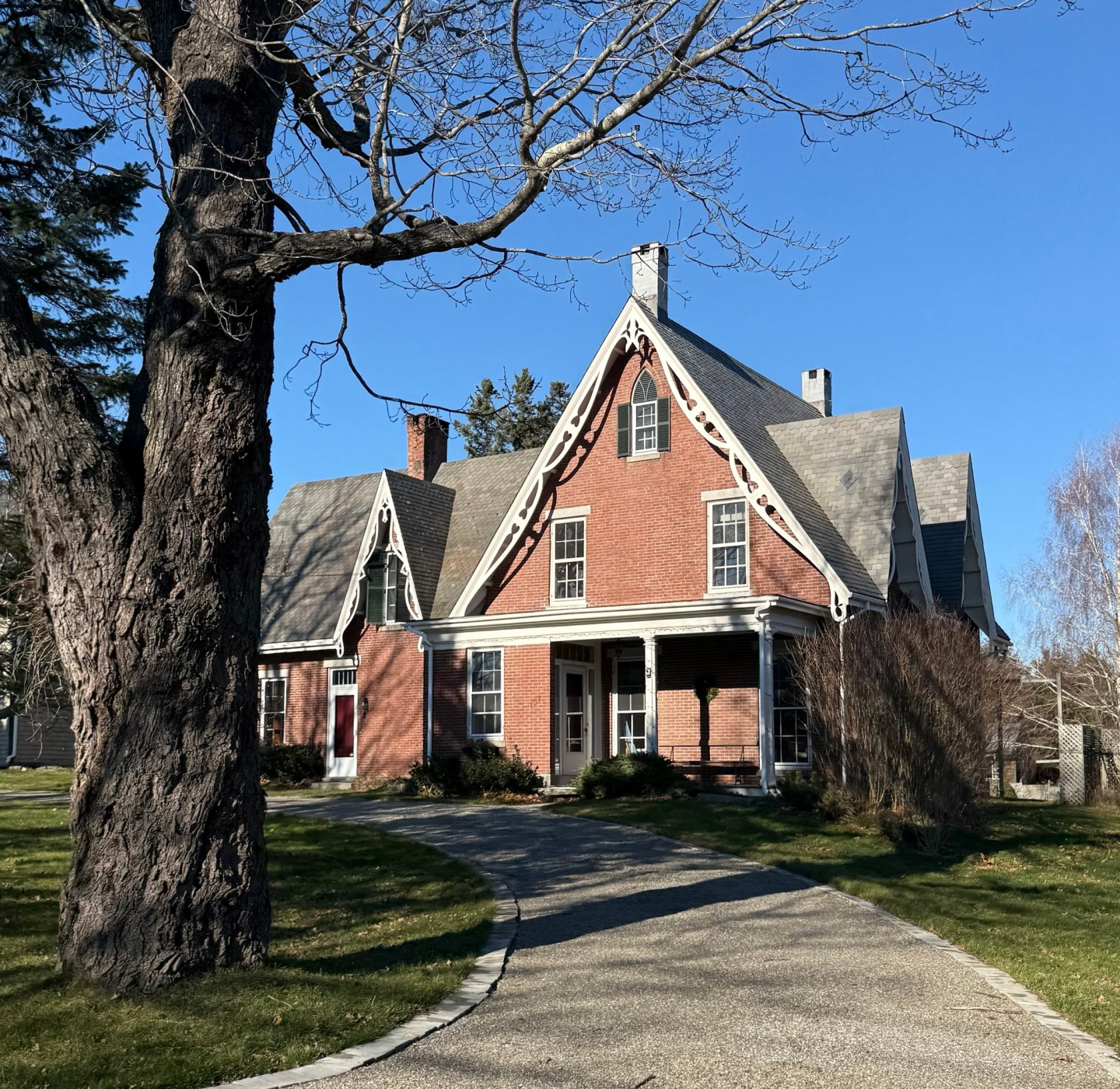 Gothic House – Buildings of New England