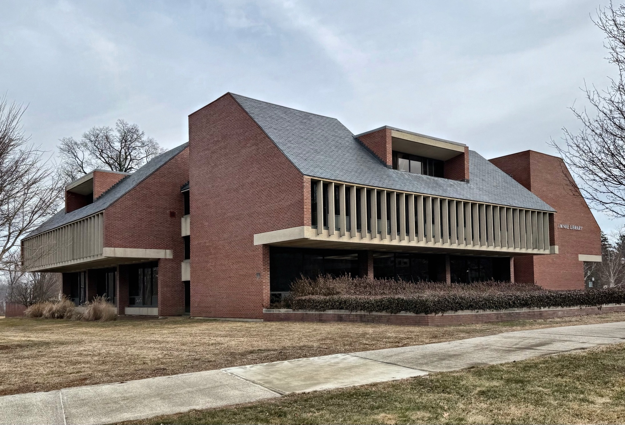 Alumnae Memorial Library – Elms College // 1973 – Buildings of New England