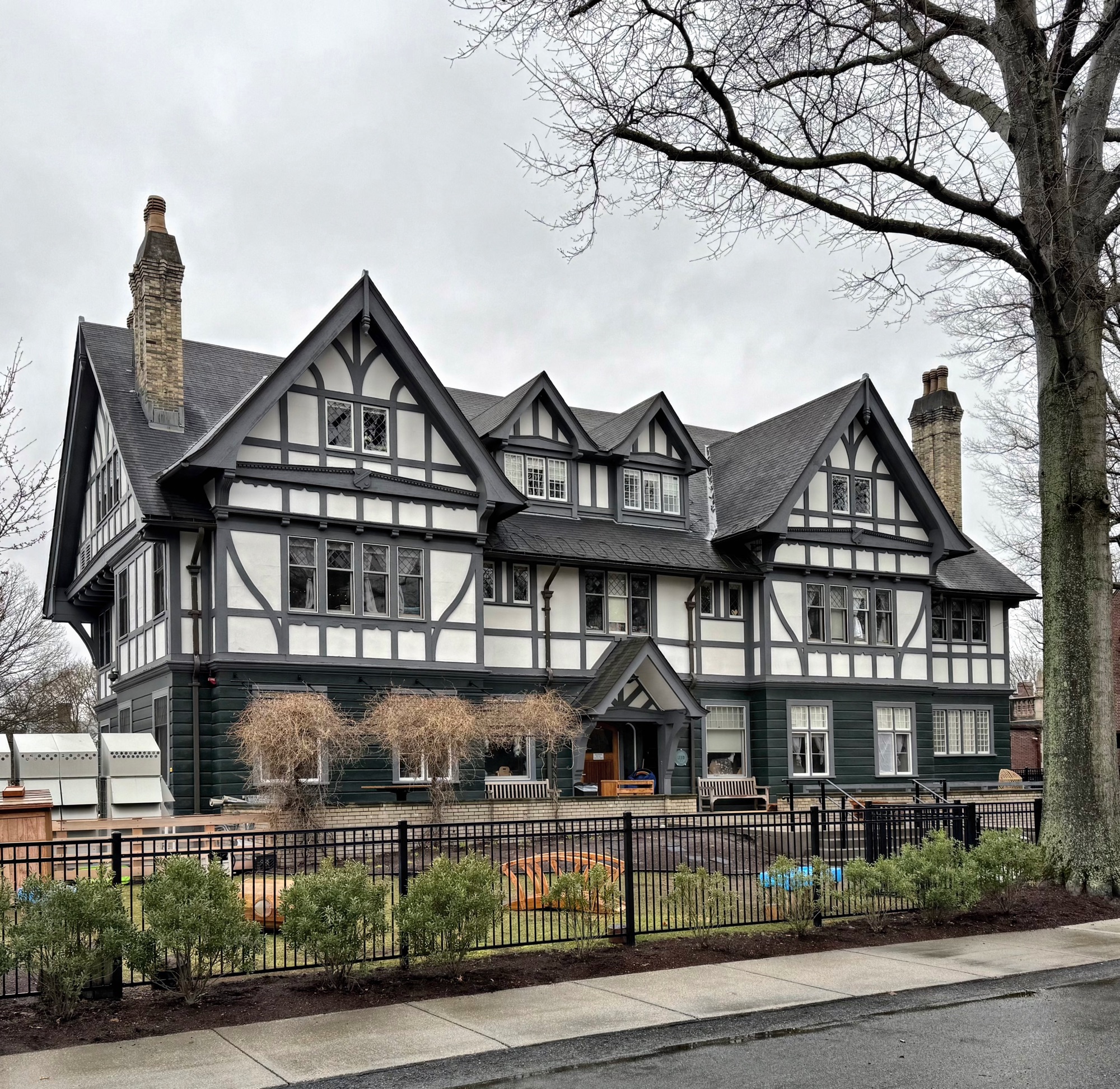 Tudor Revival – Buildings of New England